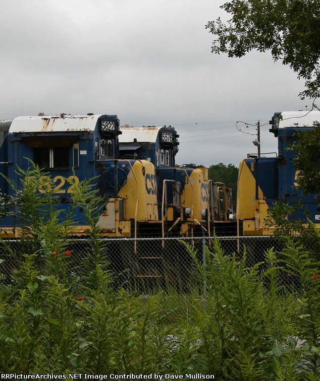 Cabs of CSX 5822, 5576